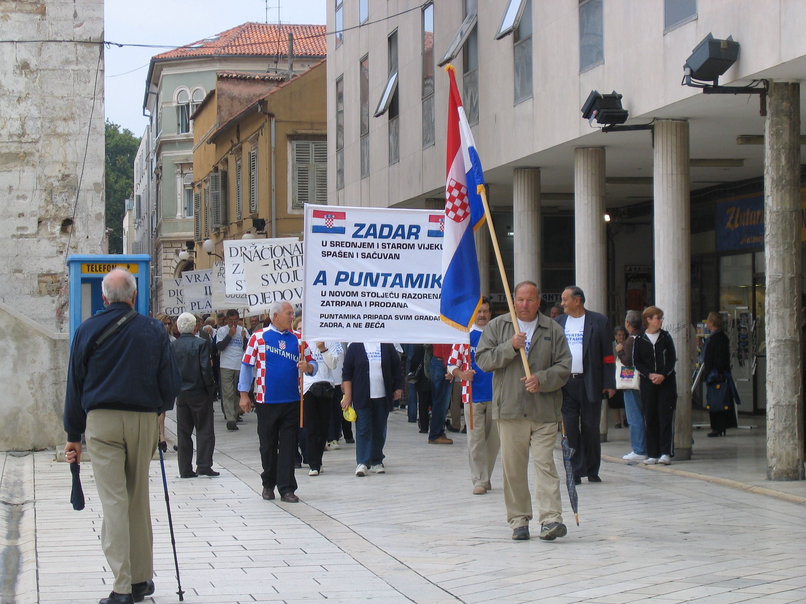 #FriFotos – Signs | Kiera Reilly